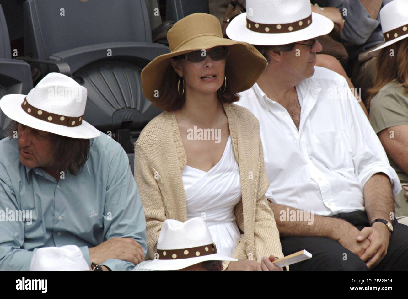 L'actrice française Carole bouquet et son petit ami Claudio Costagna ...