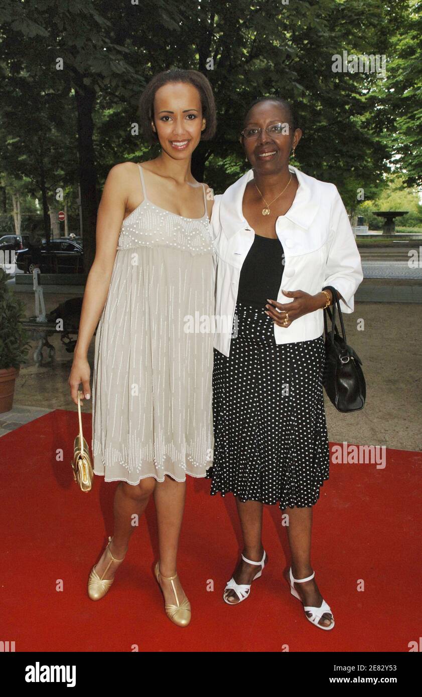 Sonia Rolland et sa mère assistent au gala de charité « aide a l ...