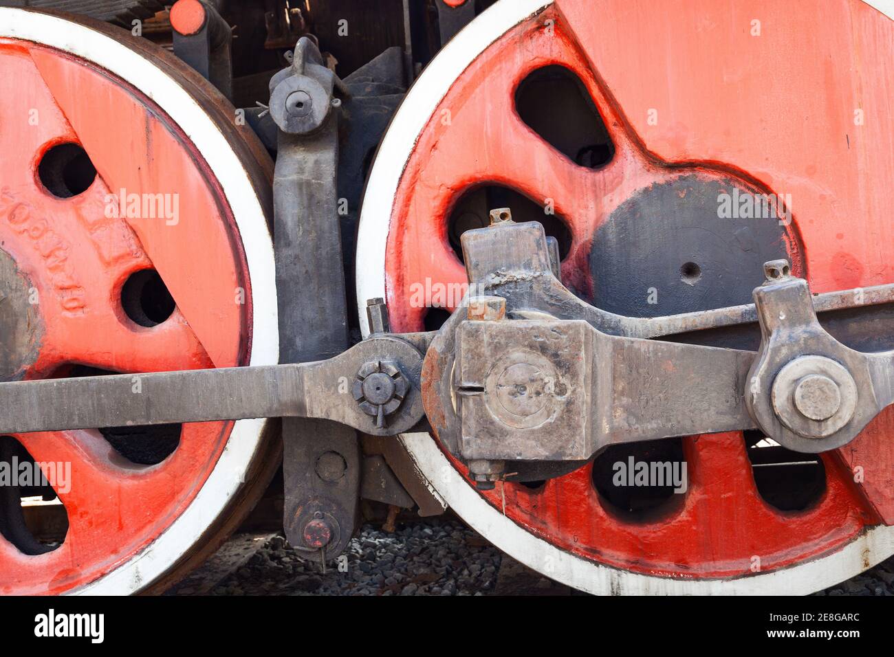 Les gros plan de la locomotive à vapeur, de la roue, de l'essieu et de ...