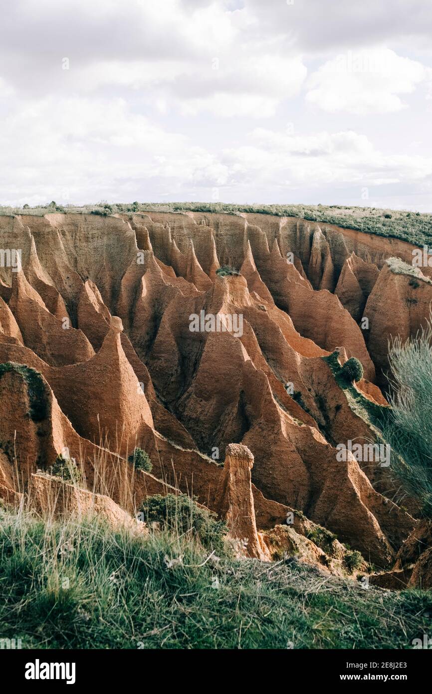 Vue sur les gorges avec une surface sèche entourée de verdure Montez le ...