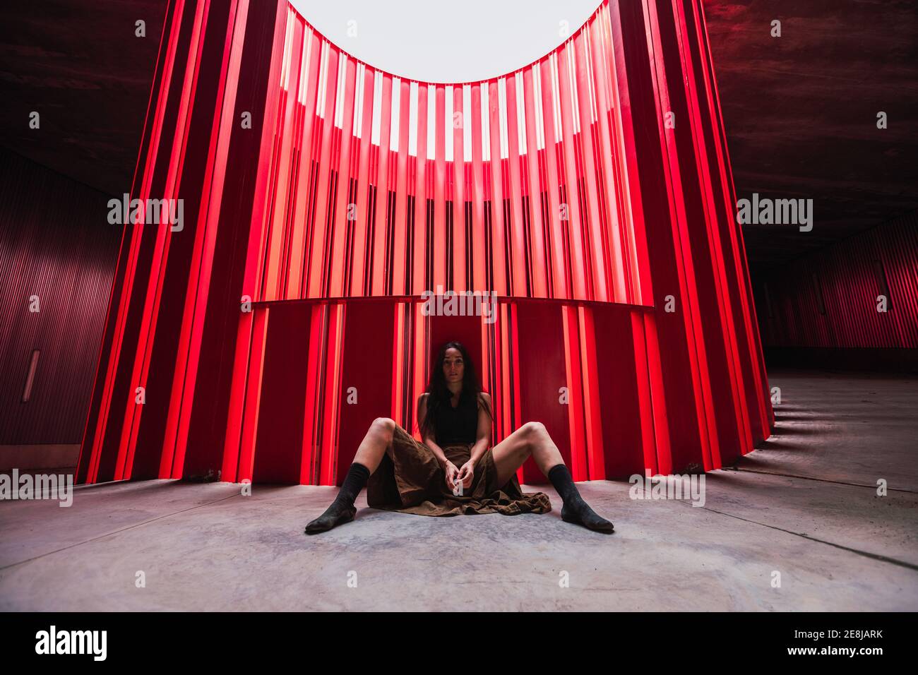 Artiste de théâtre ethnique assis avec les jambes séparées sur le sol ...