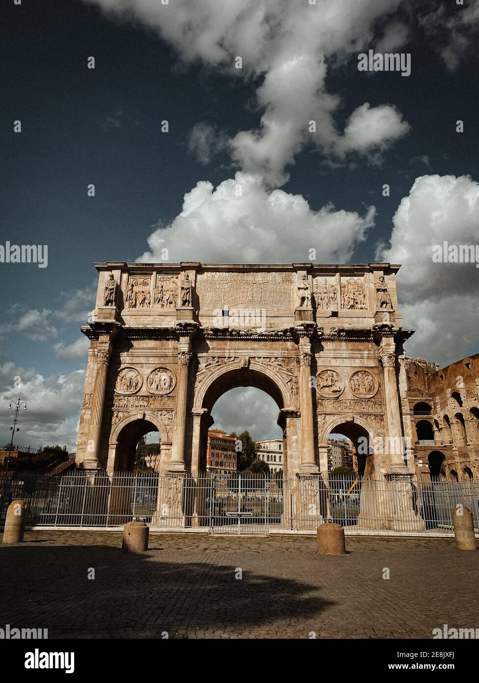 Une photo verticale de l'Arc de Constantine près du Colisée à Rome, en ...