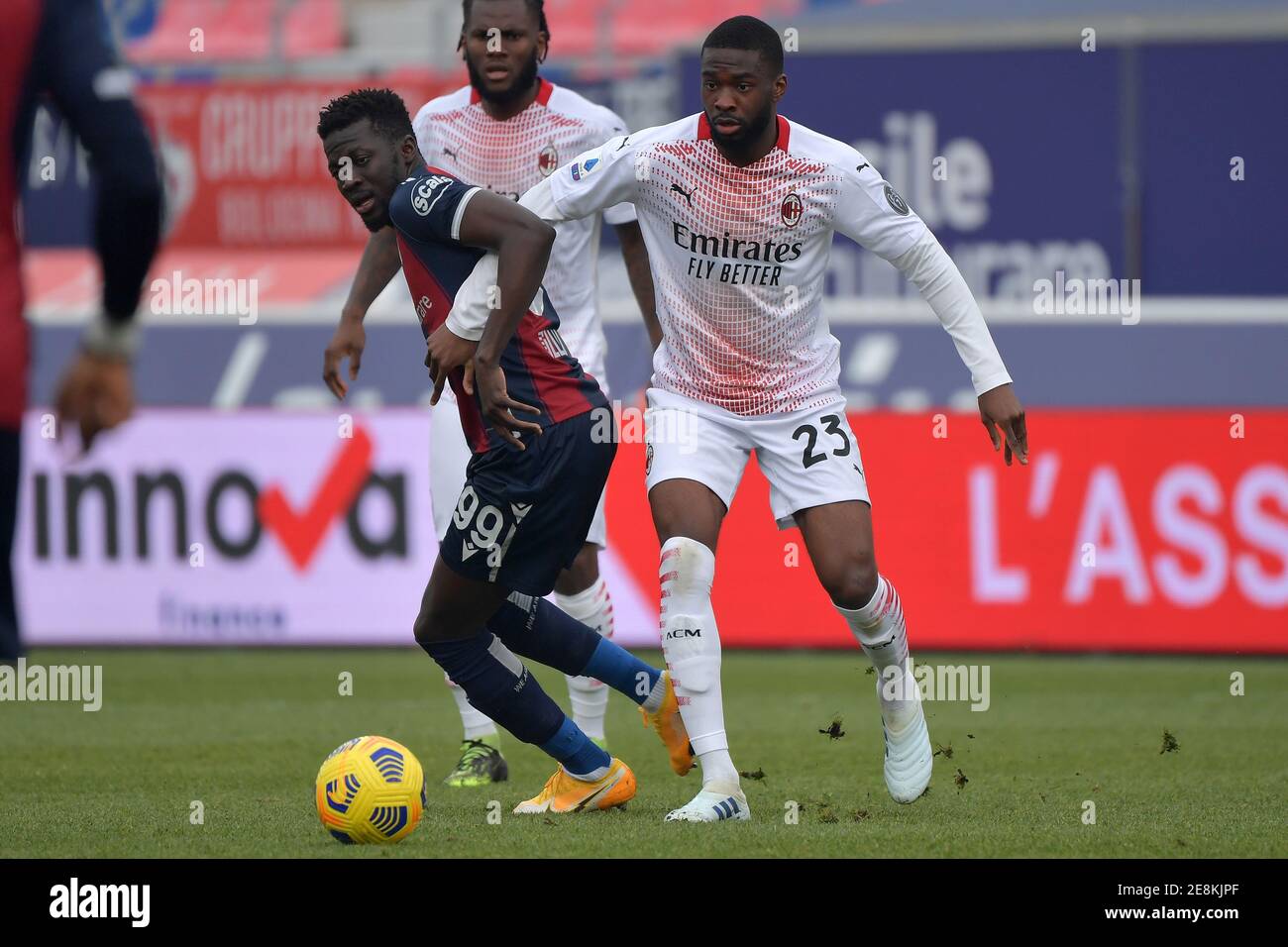 Musa Barrow du FC de Bologne et Fikayo Tomori de l'AC Milan se ...