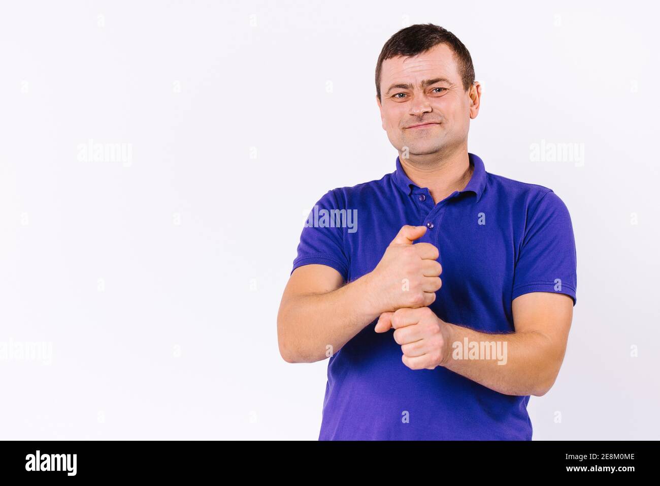 Mains montrant l'alphabet de la langue des signes Banque de ...