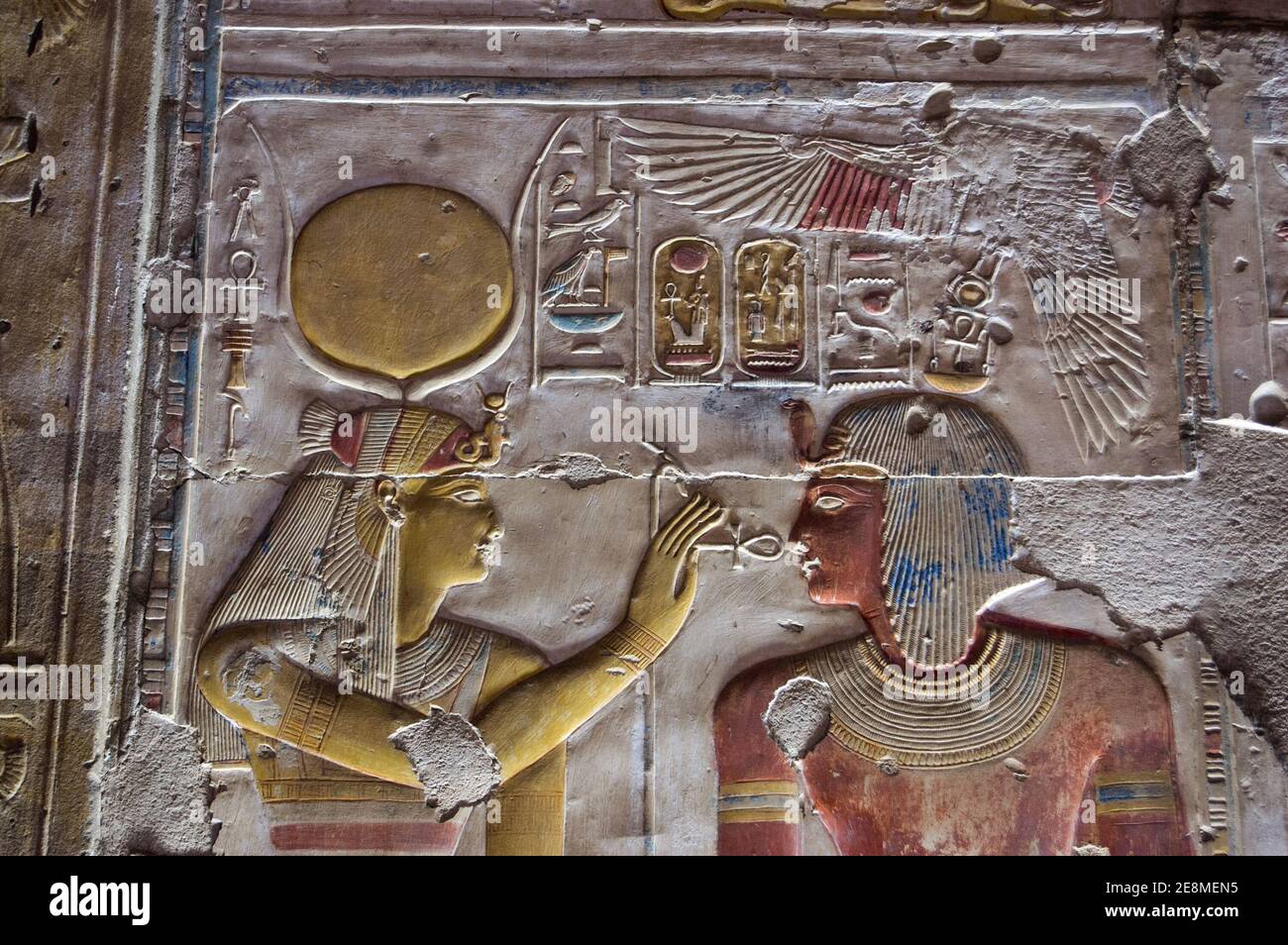 Ancien bas-relief égyptien montrant la déesse Hathor plaçant la croix ...