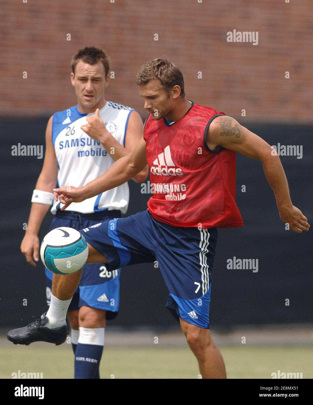 John Terry et Andriy Shevchenko en action lors de la première séance d ...
