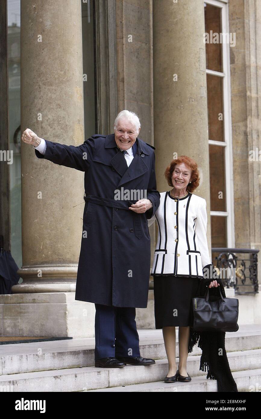 Le professeur de France Christian Cabrol et sa femme ont été ...