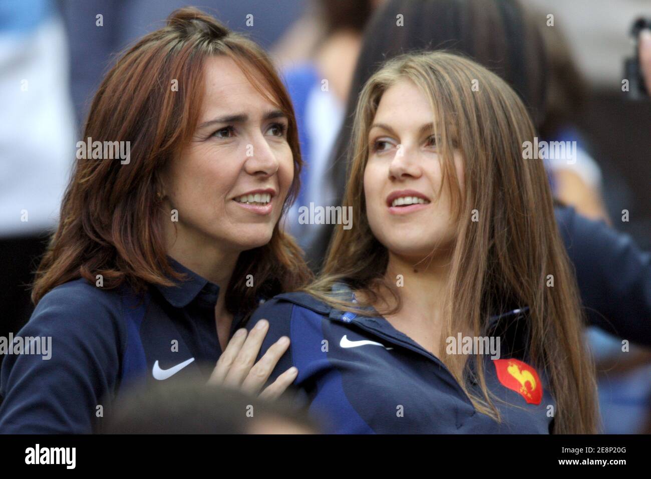 (G-D) l'épouse de Raphaël Ibanez, Sandra, et l'épouse de Pieter de Villiers, Hélène, assistent ...