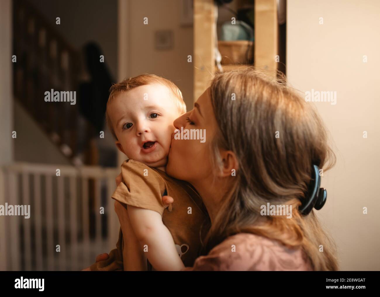 Enfant Qui Embrasse Sa Mere Banque De Photographies Et Dimages à Haute