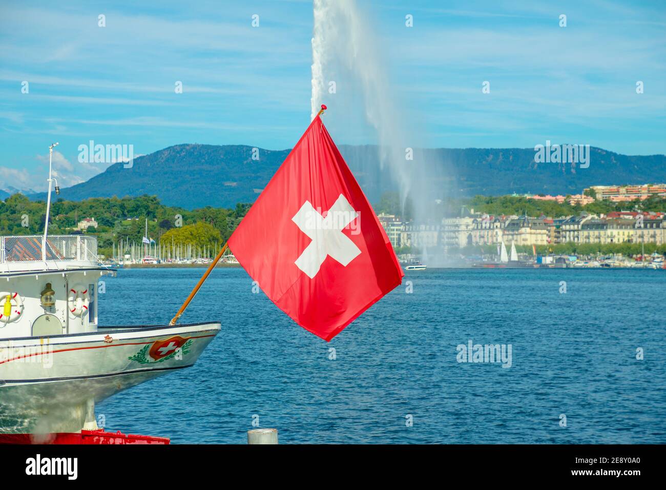 Drapeau suisse en premier plan et fontaine Jet d'eau dans le lac de ...