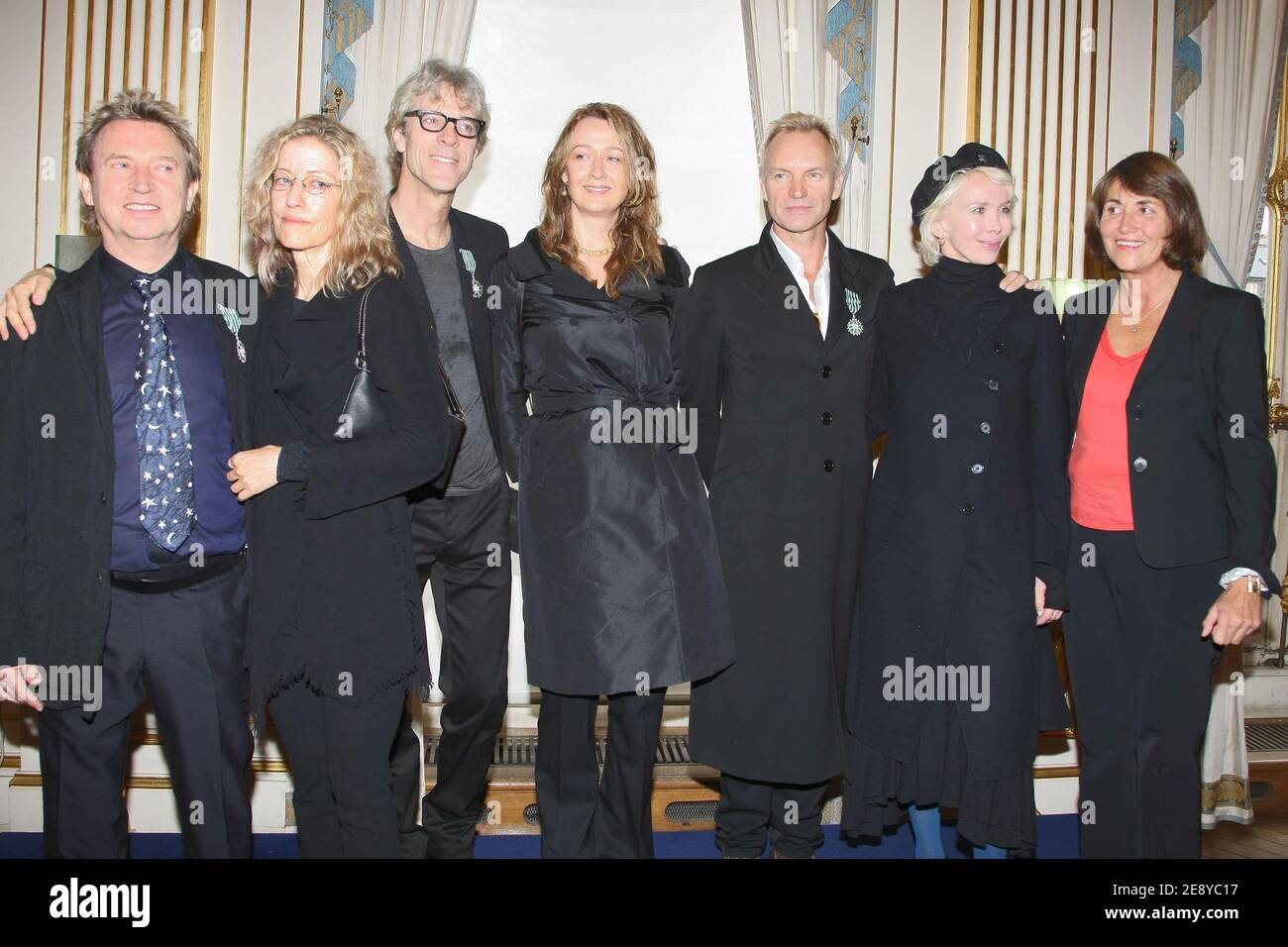 (G-D) Andy Summers et sa femme Kate Summers, Stewart Copeland et sa femme Fiona Copeland, Sting ...