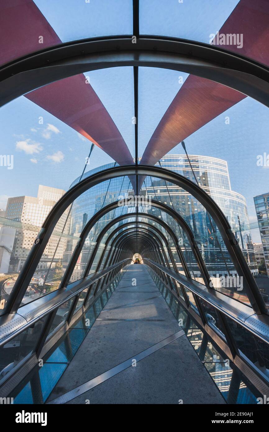 Pedestrian japan bridge la défense Banque de photographies et d’images ...