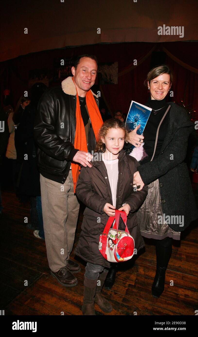 Jean-Pierre Papin avec sa femme Florence et sa fille Laura posent lors ...