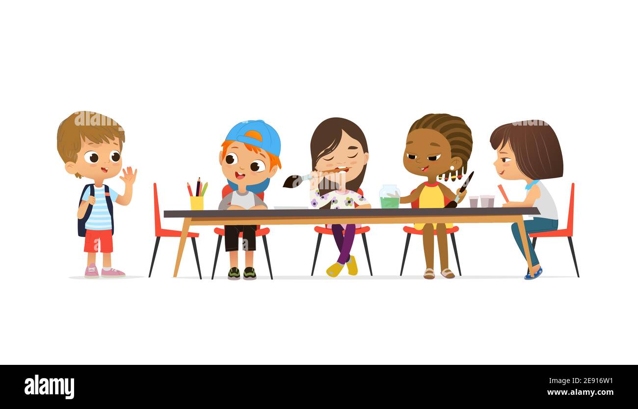 Un nouvel élève accueille les camarades de classe assis à table ...