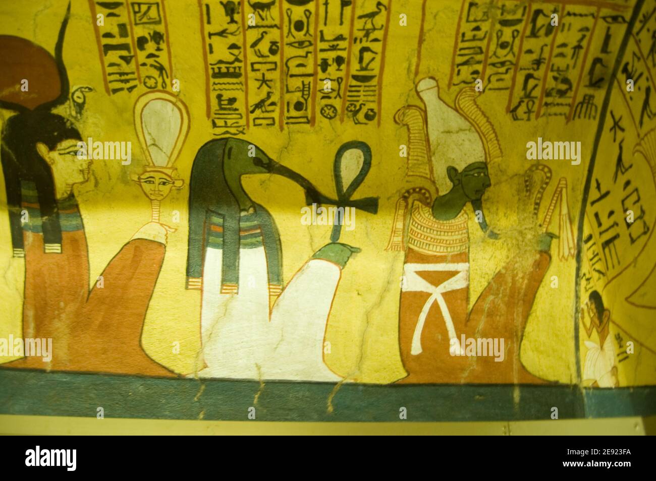 Ancienne fresque égyptienne à l'intérieur de la tombe montrant les ...