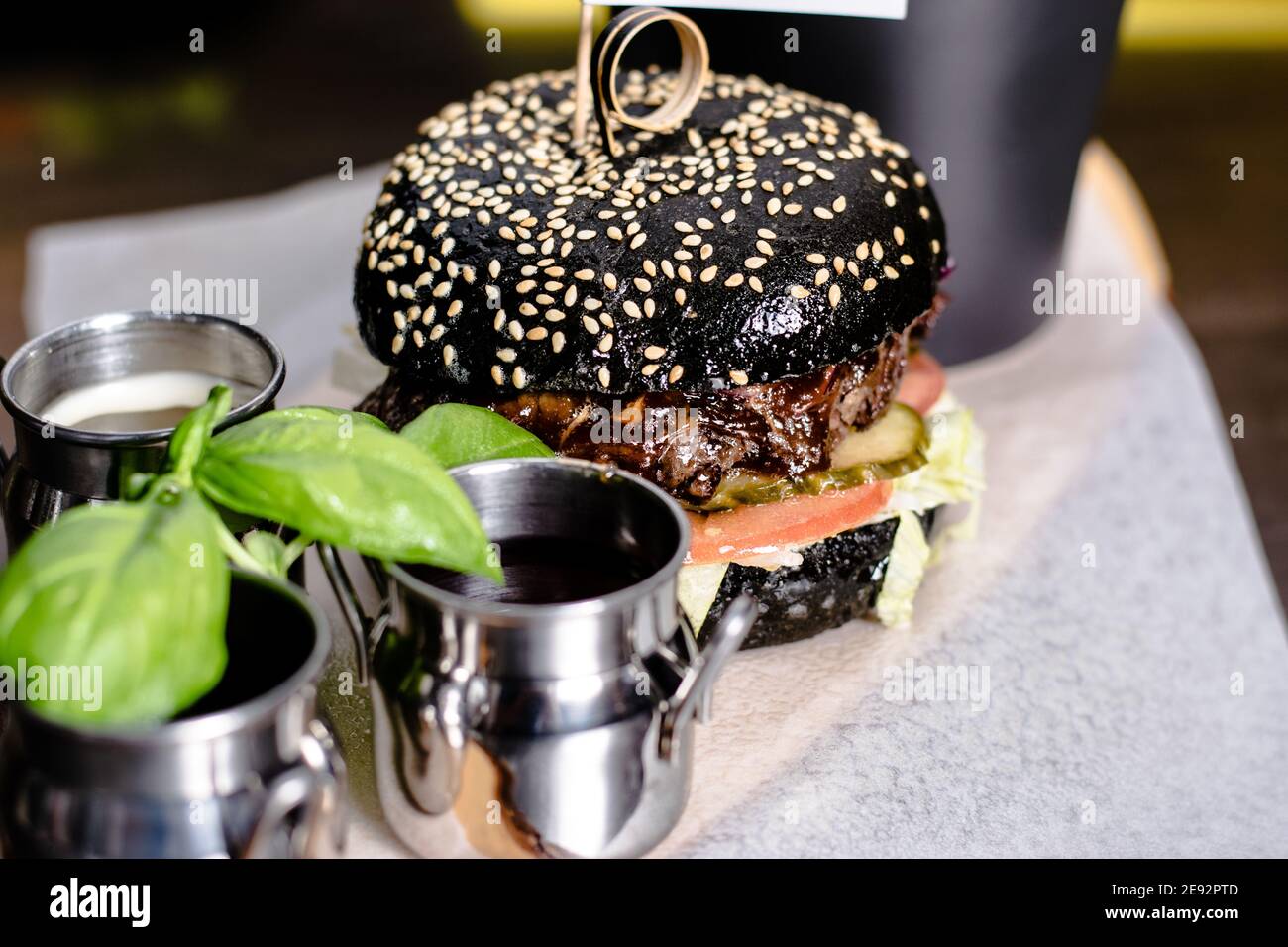 Hamburger Dans L'assiette Banque d'image et photos - Alamy
