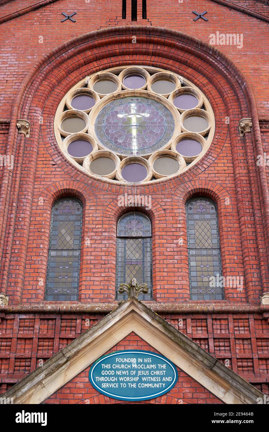 église de brique rouge Banque de photographies et d’images à haute ...