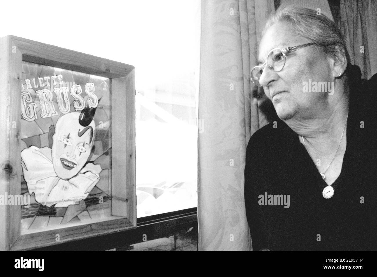 Dossier photos d'Arlette GrŸss qui pose dans son mobilhome près du ...