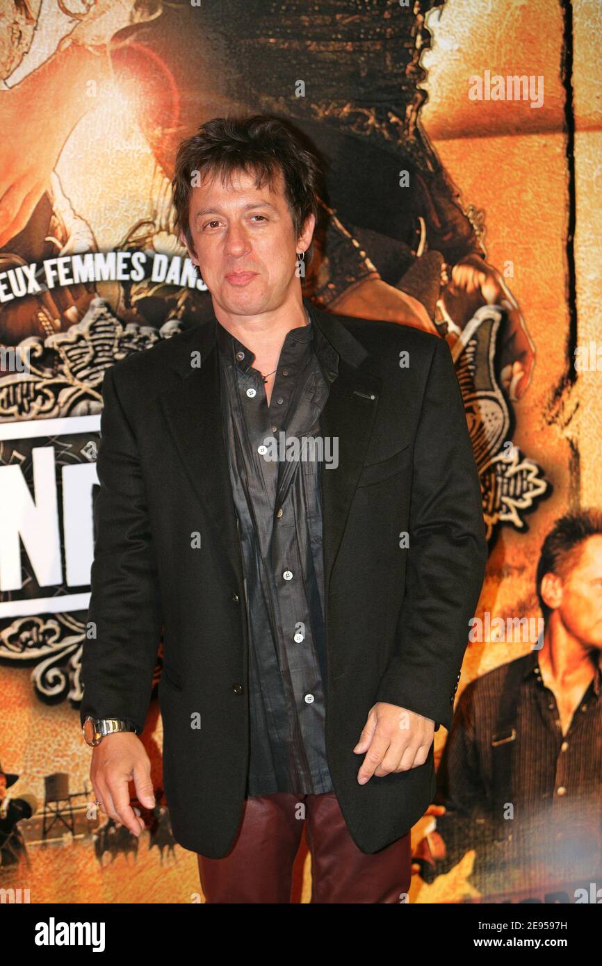 Le compositeur Eric Serra à la première à Paris du film Bandidas avant ...