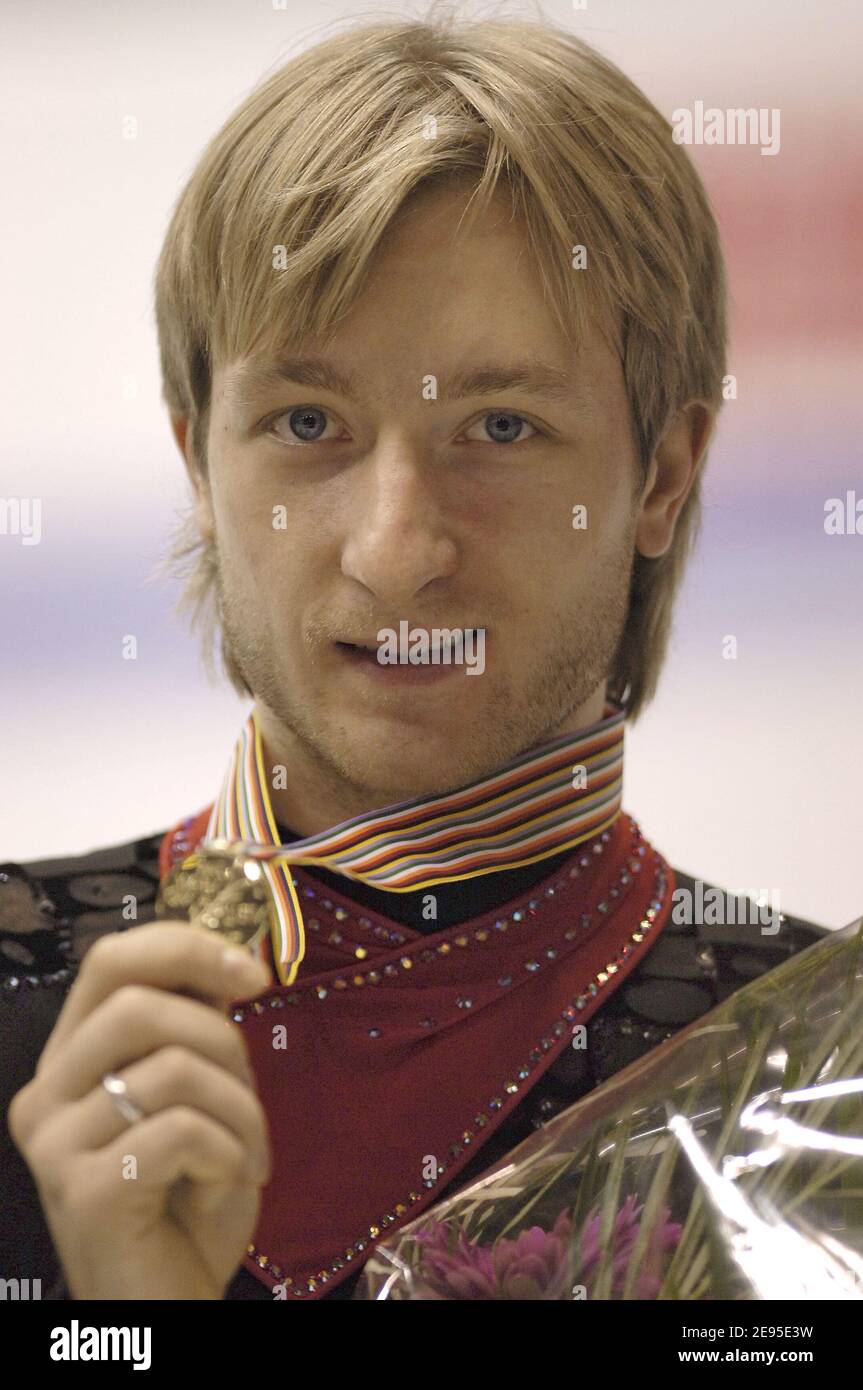 Evgeni Plushenko, de Russie, pose avec sa médaille d'or lors des Championnats européens de ...