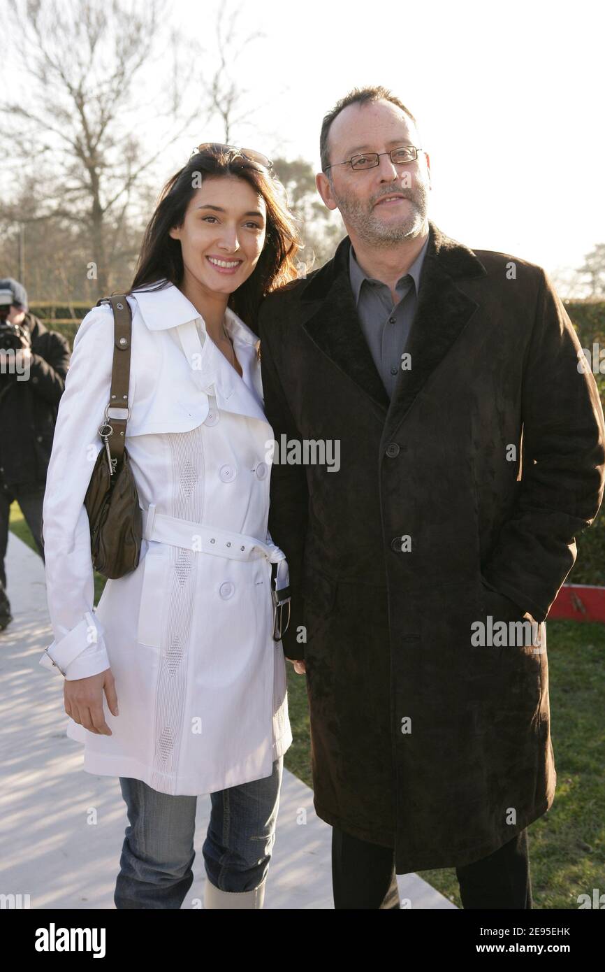 Jean Reno et sa petite amie Zofia arrivent au Dior haute-Couture ...