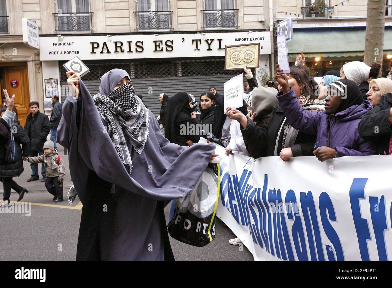 Charly hebdo Banque de photographies et d’images à haute résolution - Alamy