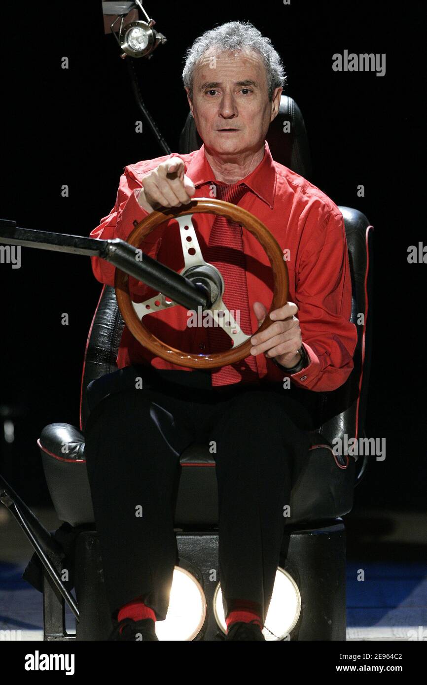 L'humoriste français Daniel Prevost interprète son spectacle « Paris ...