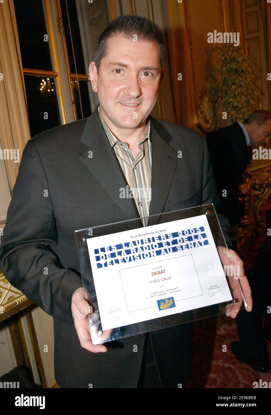 Le journaliste français Yves Calvi reçoit un prix lors de la cérémonie ...