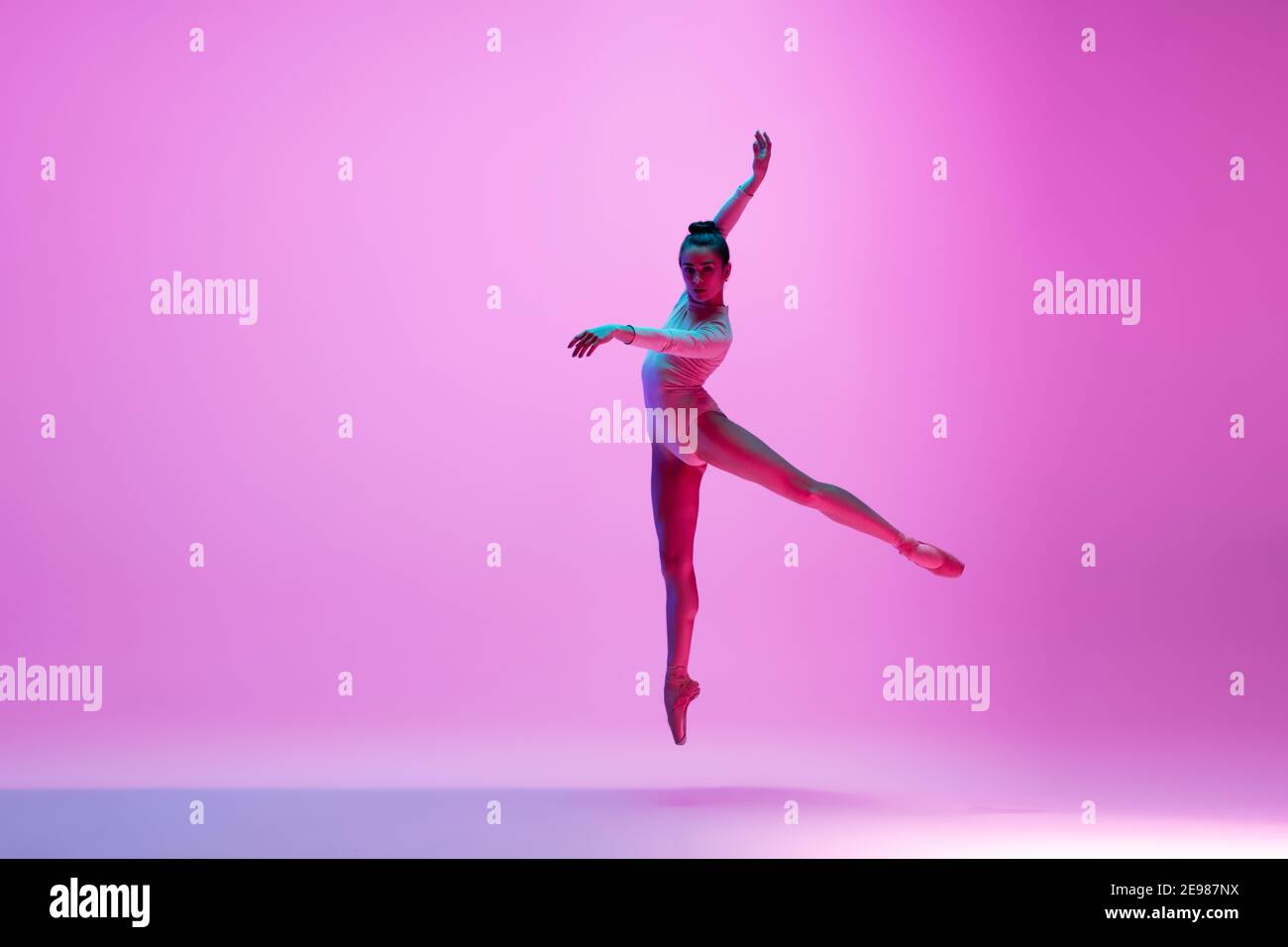 Haut au-dessus de. Danseuse de ballet jeune et gracieuse sur fond de ...