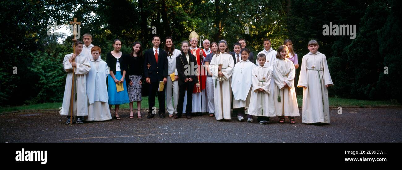St Anne's Catholic Church évêque avec mitre et personnel des enfants de ...