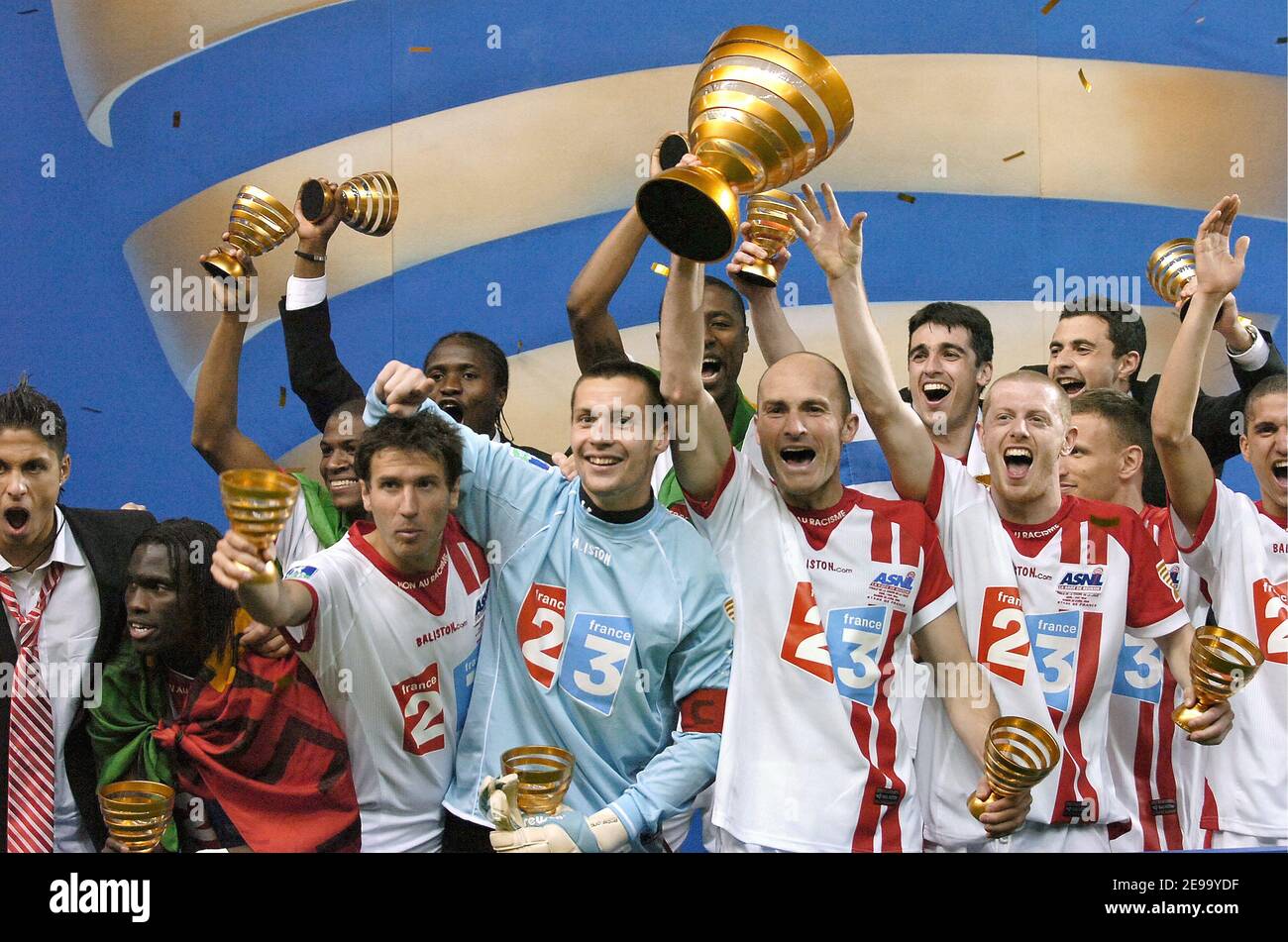 L'équipe de Nancy célèbre la victoire du coupe de la Ligue finale de ...