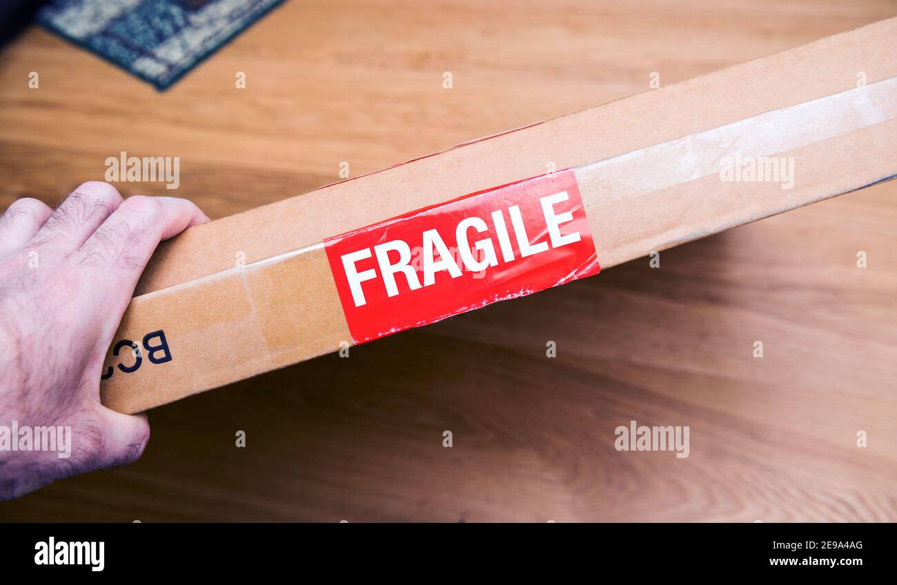 Signalisation fragile sur la boîte en carton d'une nouvelle parcelle ...