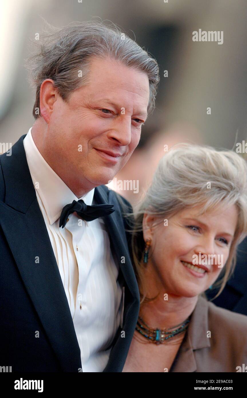 L'ancien vice-président américain Al Gore (c) et son épouse Tipper et ...