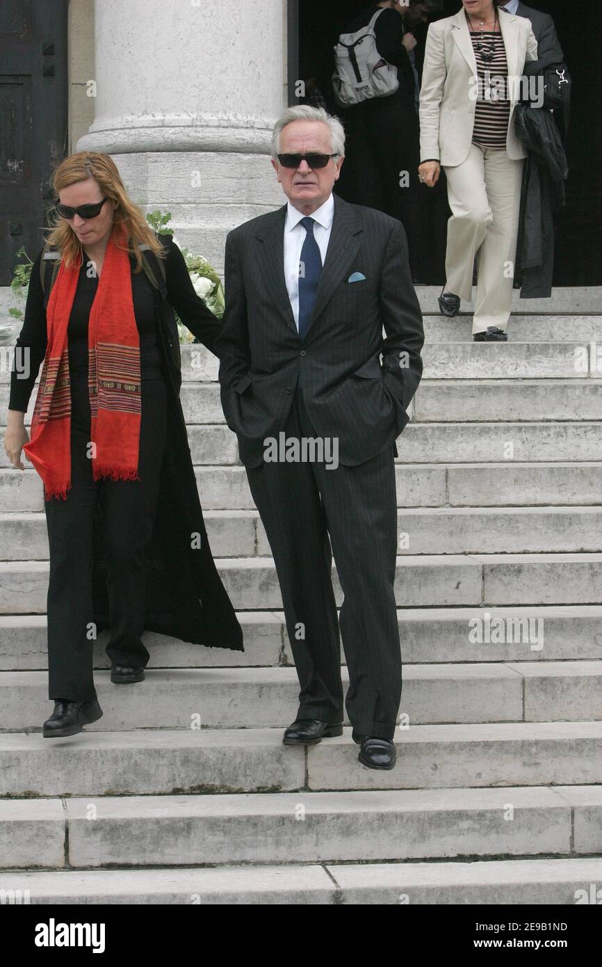 Philippe Labro et son épouse aux funérailles de l'auteur et compositeur ...