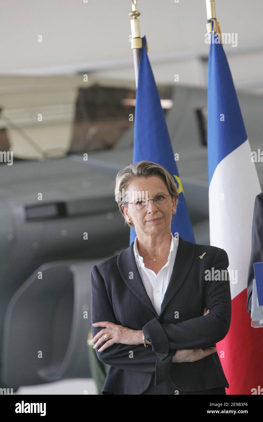La ministre de la Défense Michele Alliot-Marie assiste à l'arrivée du ...