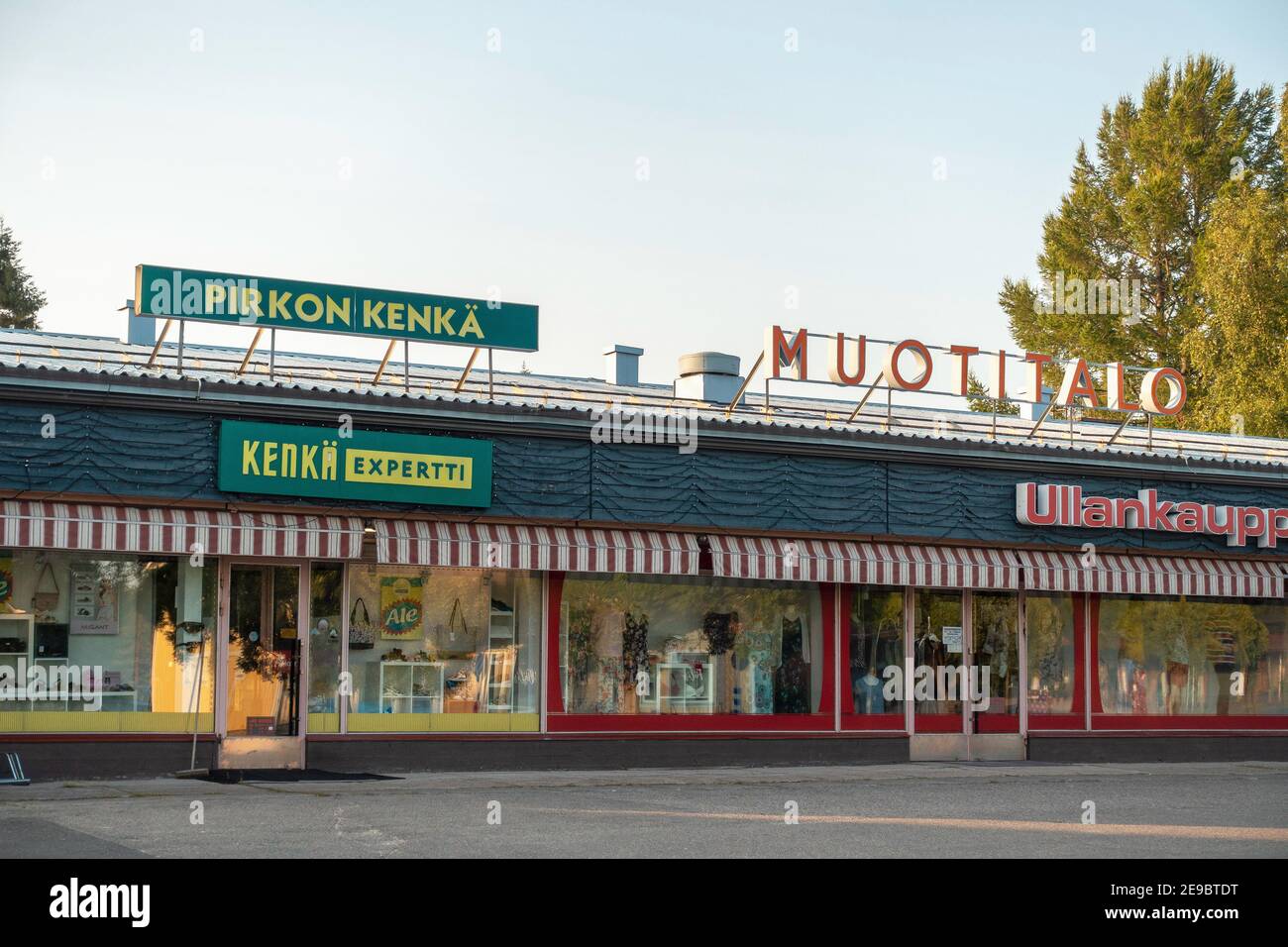 Maison de mode avec une boutique de chaussures et une boutique de ...