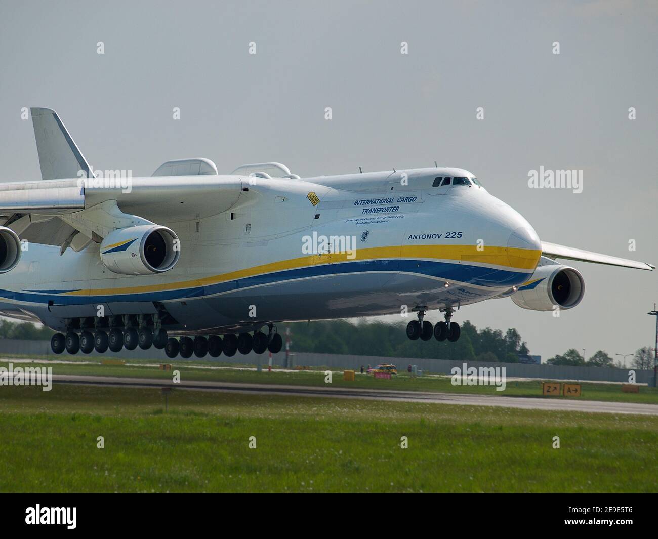 Le plus gros avion au monde Antonov an-225 Mriya a atterri à l'aéroport ...
