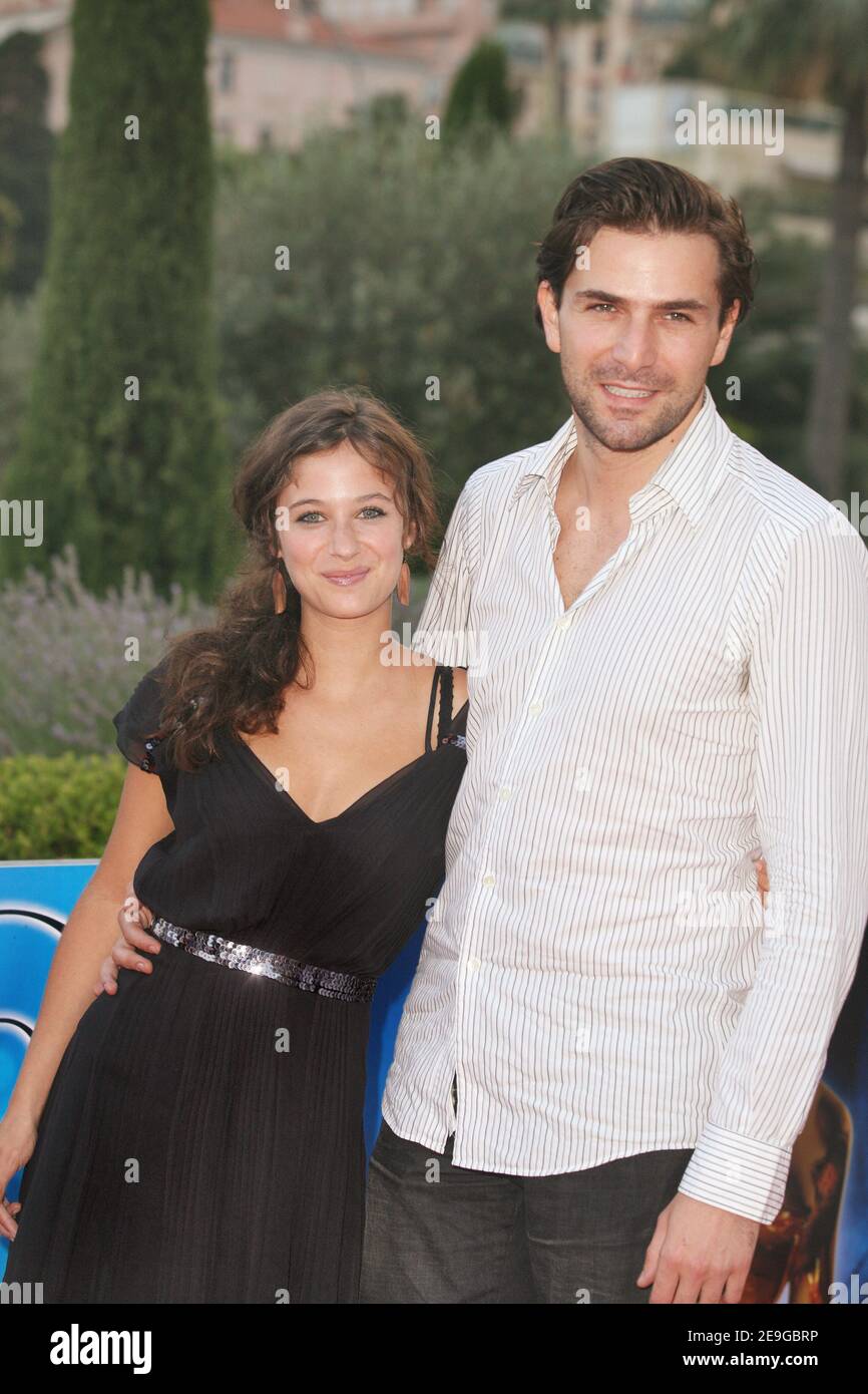 L'acteur français Gregory Fitoussi et sa copine arrivent à la fête ...