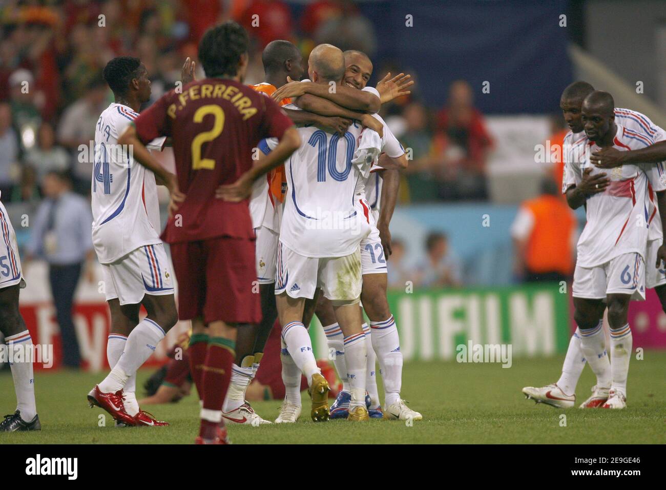 Louis saha france fifa world cup Banque de photographies et d’images à ...