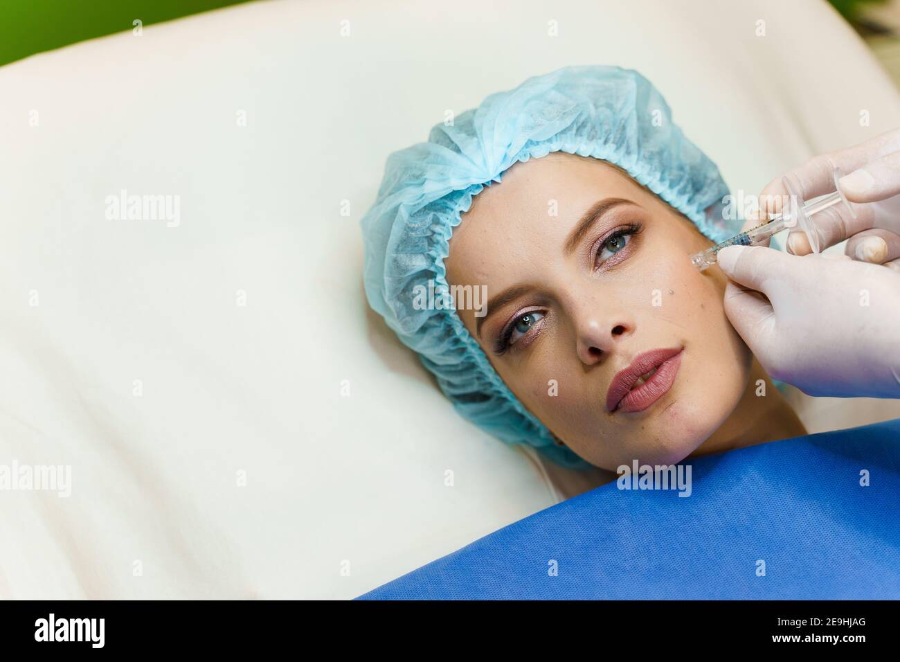 Injection de mastic dans les pommettes. ?ontour plastique pour corriger ...