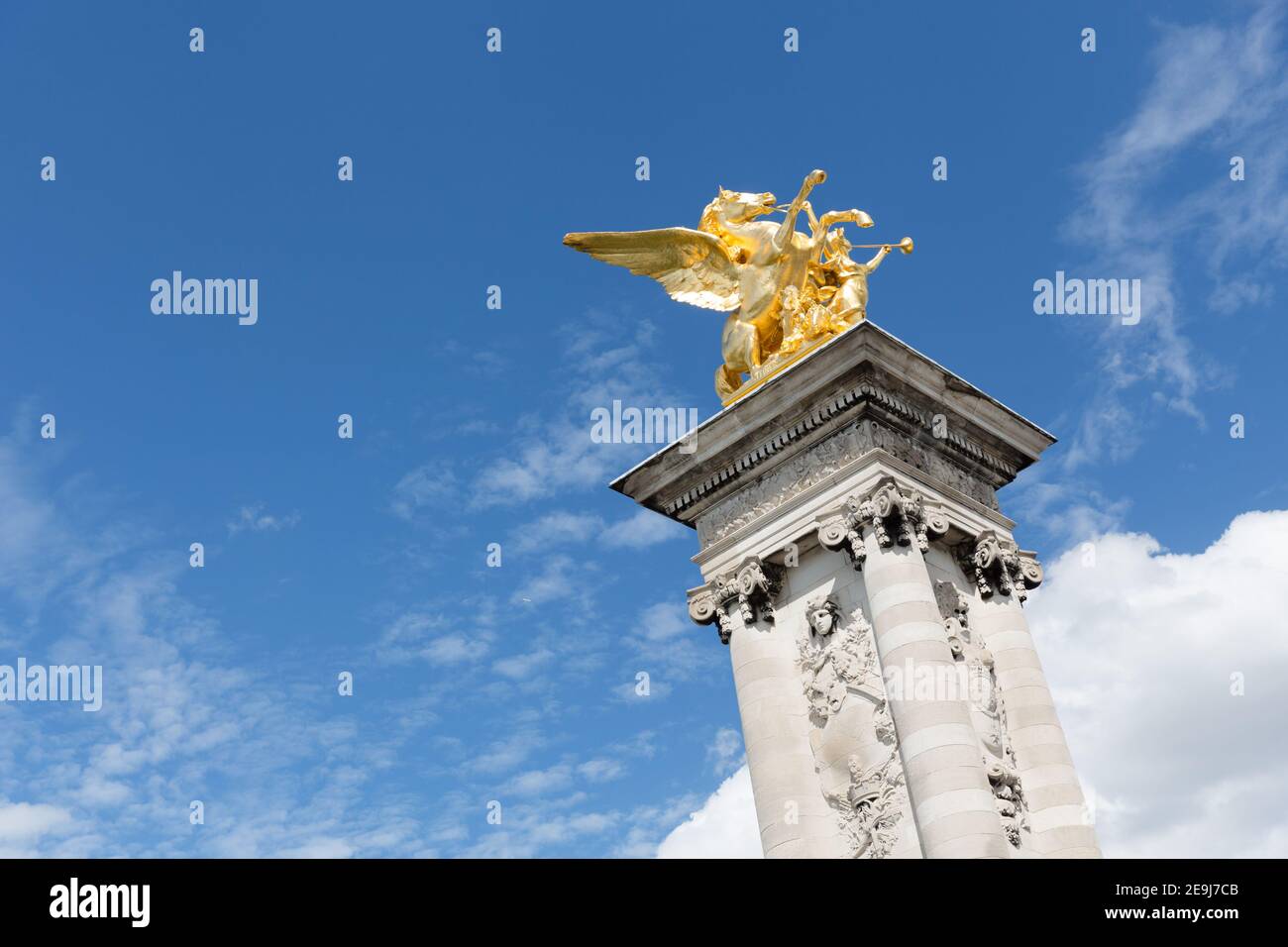 Statue de cheval à ailes dorées sur le pont Alexander III Photo Stock ...
