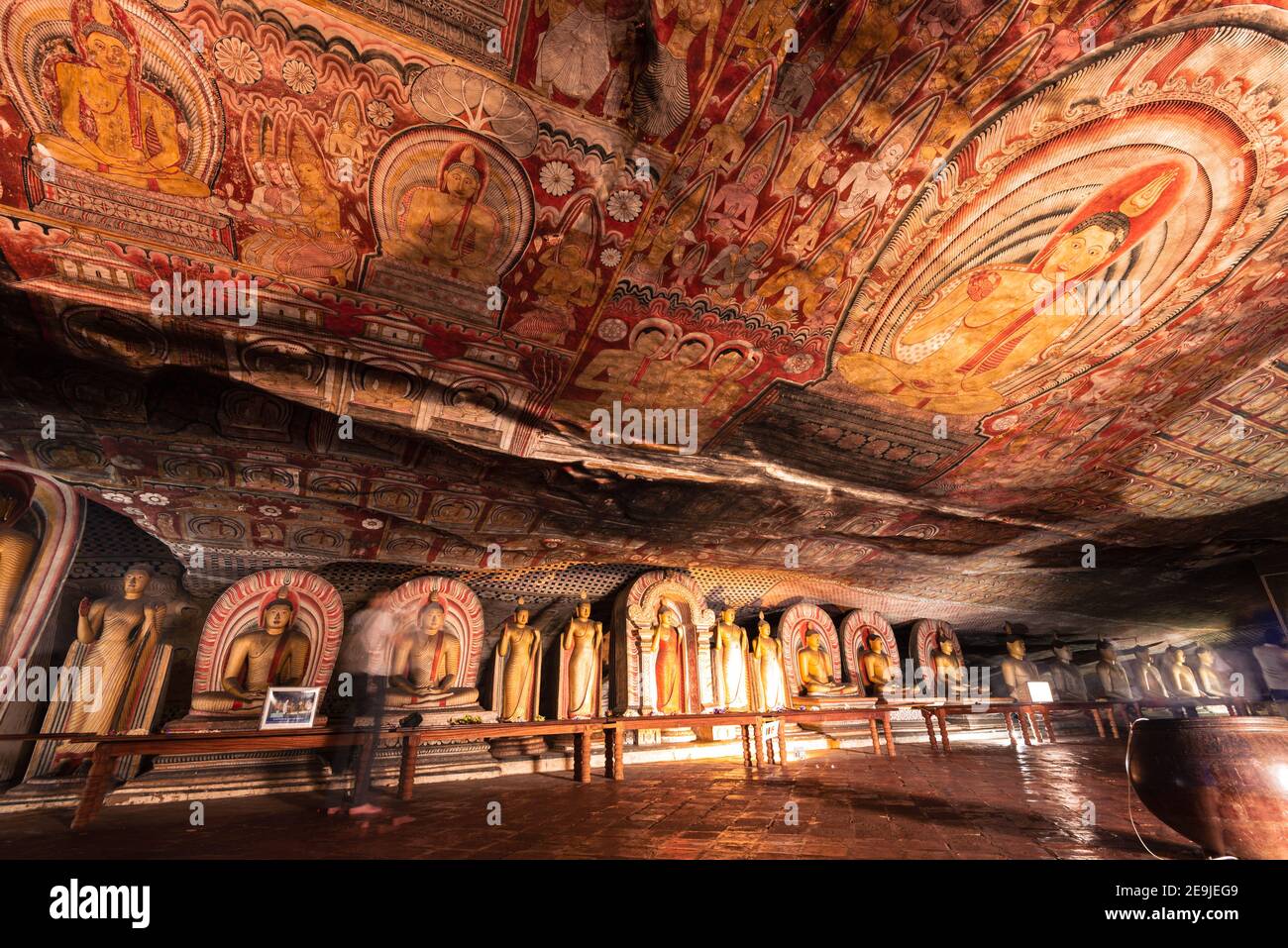 Statues de Bouddha dans le temple de la grotte royale de Dambulla et le temple d'or. Anciennes ...