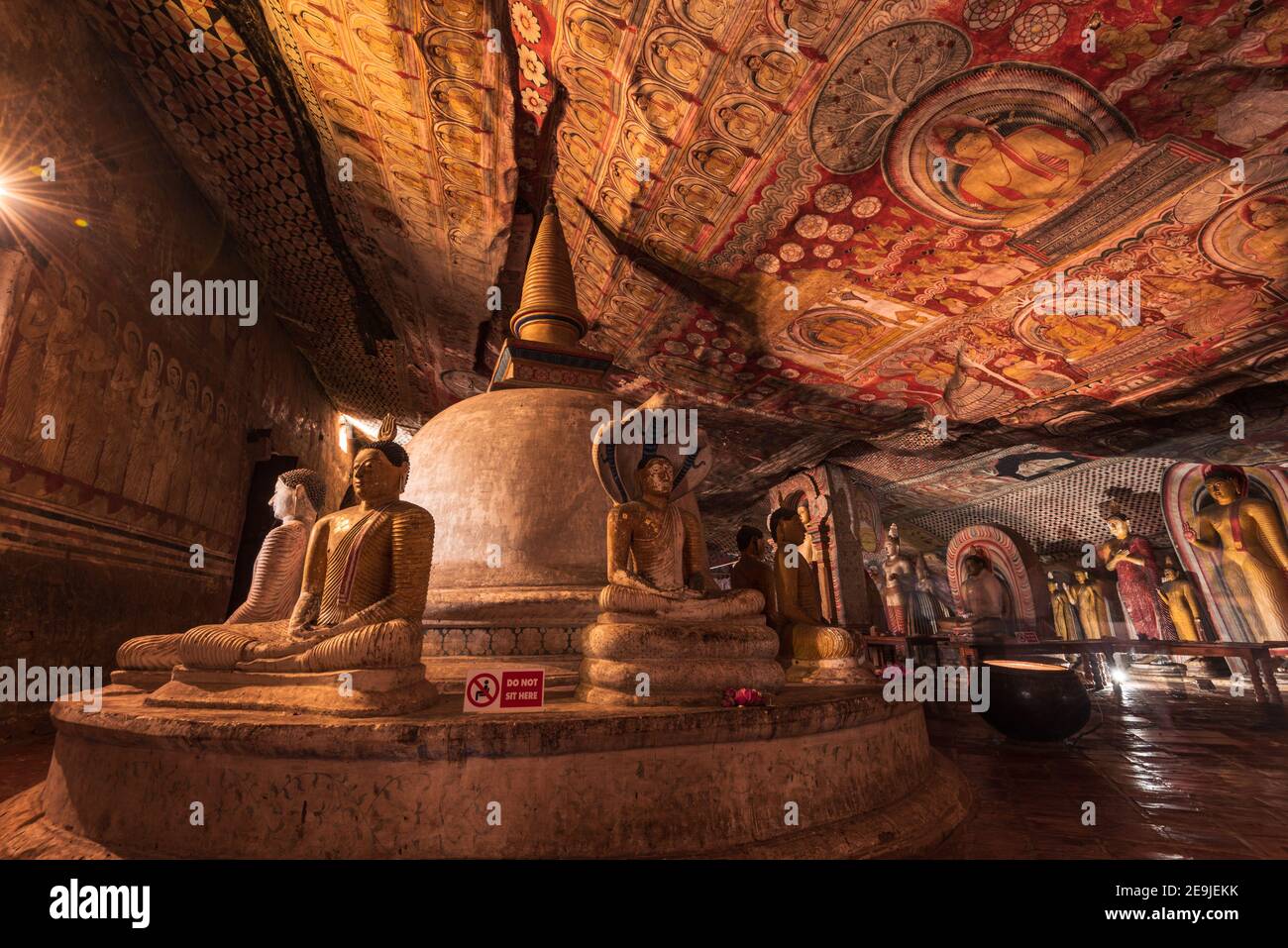 Statues de Bouddha dans le temple de la grotte royale de Dambulla et le temple d'or. Anciennes ...