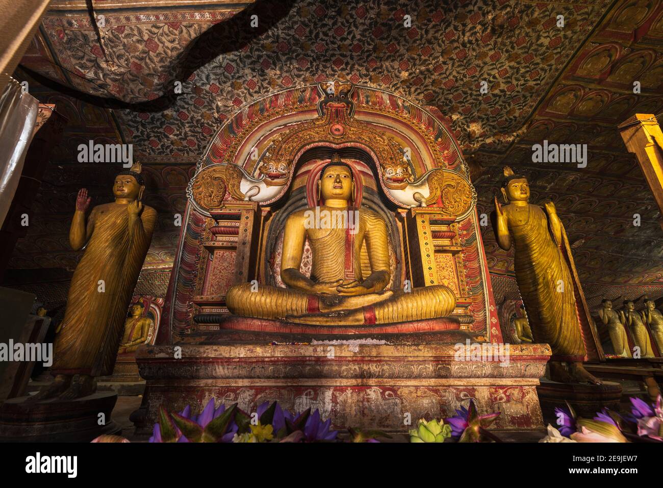 Statues de Bouddha dans le temple de la grotte royale de Dambulla et le temple d'or. Anciennes ...