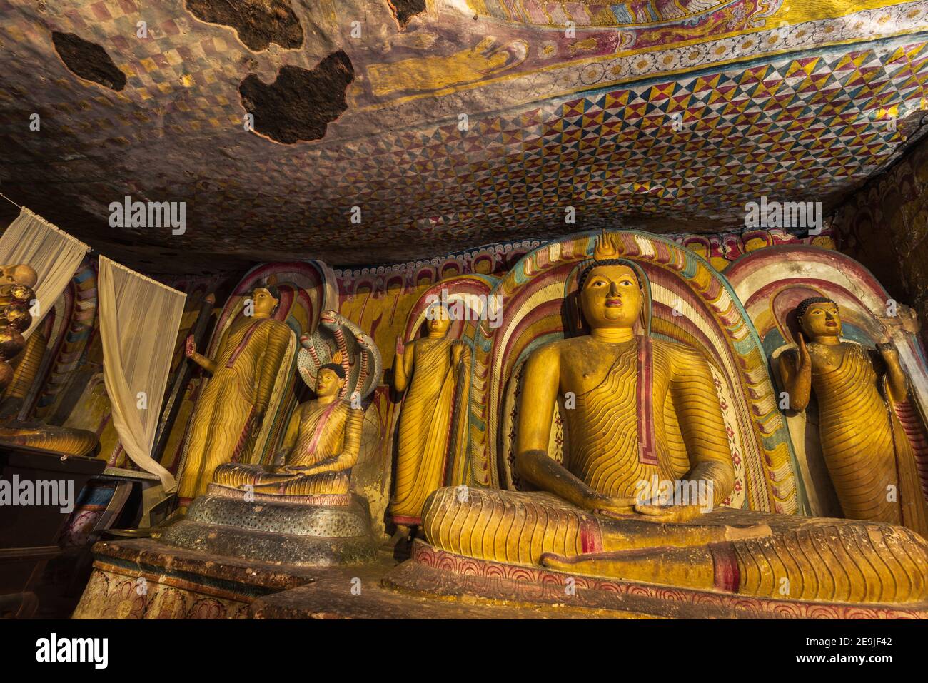 Statues de Bouddha dans le temple de la grotte royale de Dambulla et le temple d'or. Anciennes ...
