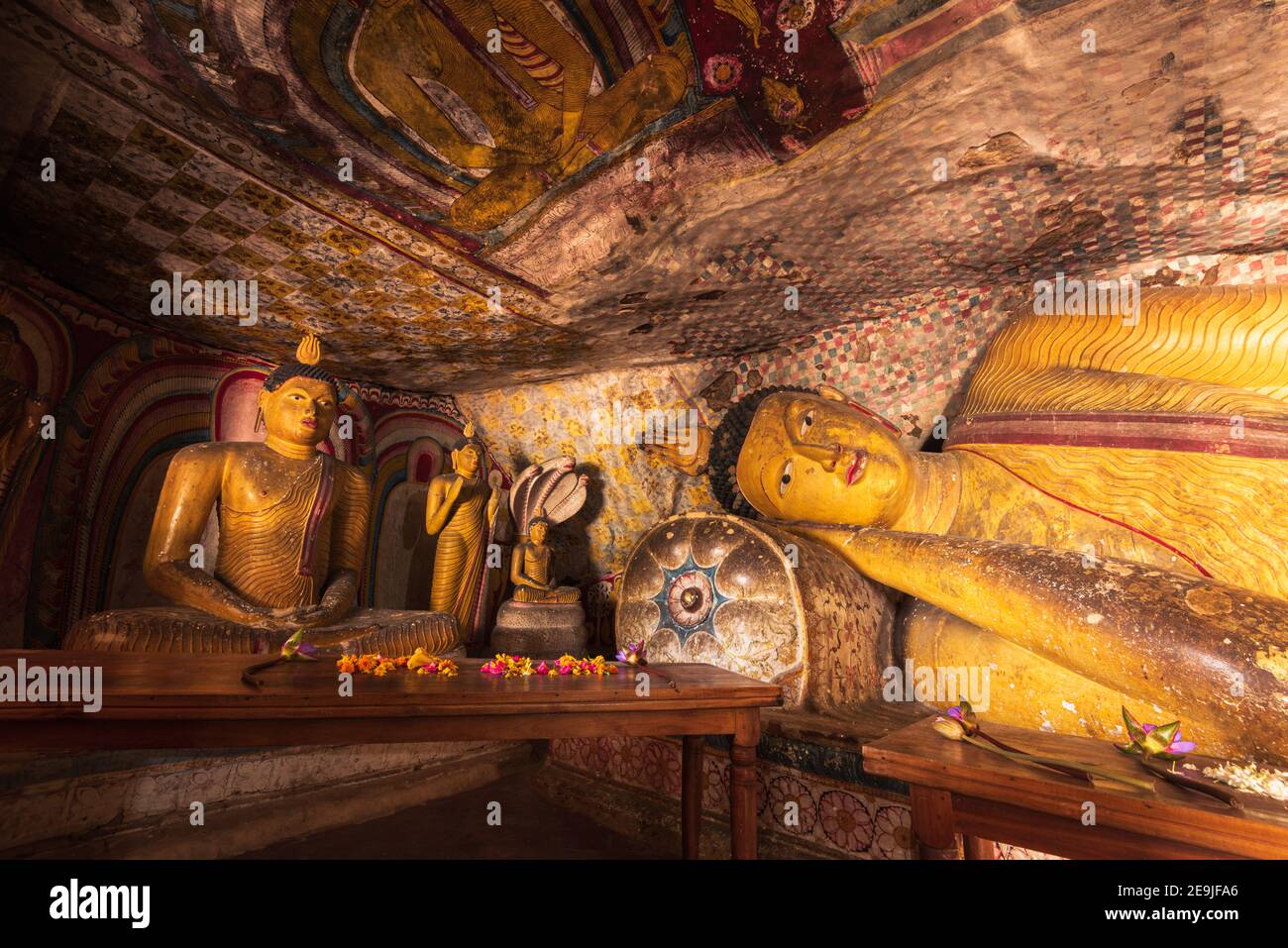 Statues de Bouddha dans le temple de la grotte royale de Dambulla et le temple d'or. Anciennes ...