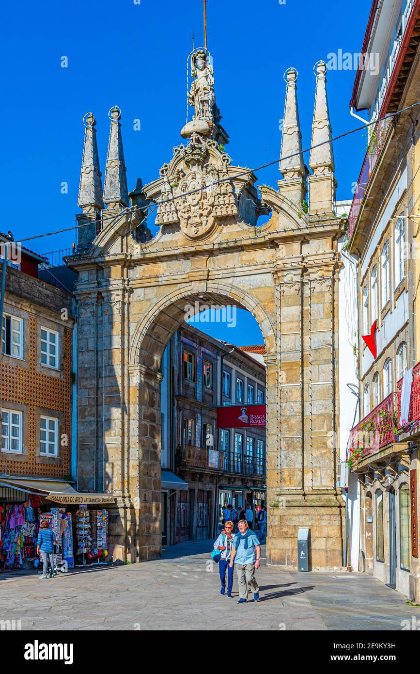 Nouvelle porte en arc braga Banque de photographies et d’images à haute ...