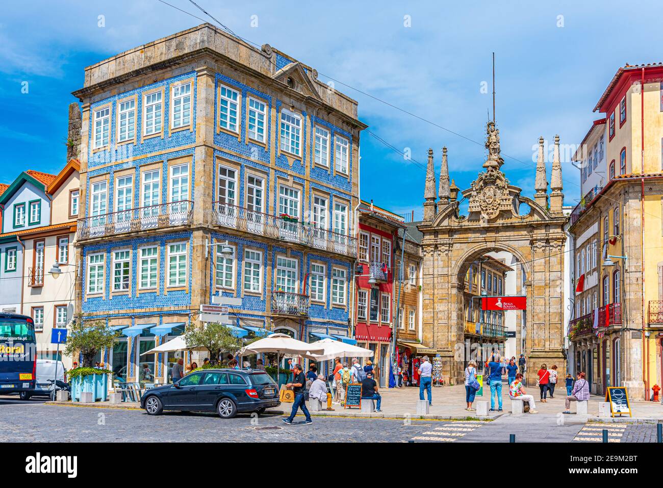 Nouvelle porte en arc braga Banque d'image et photos - Alamy