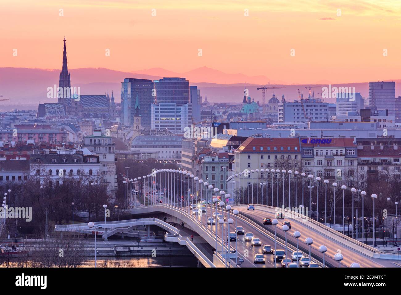 Vienne, Vienne: Centre ville de Vienne, rivière Donau (Danube), pont ...