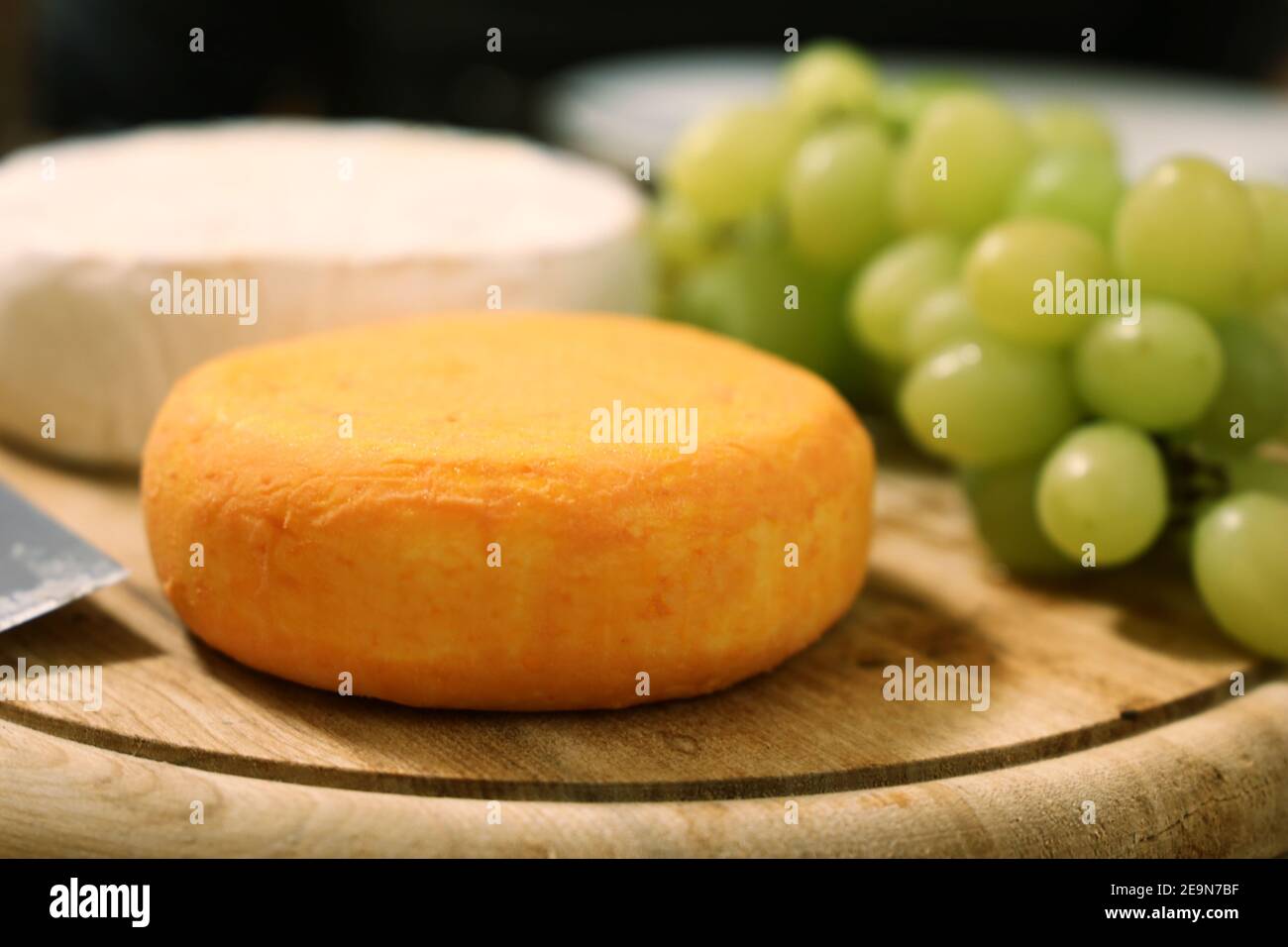 Plateau de fromages avec différents types de fromage doux et de raisins ...